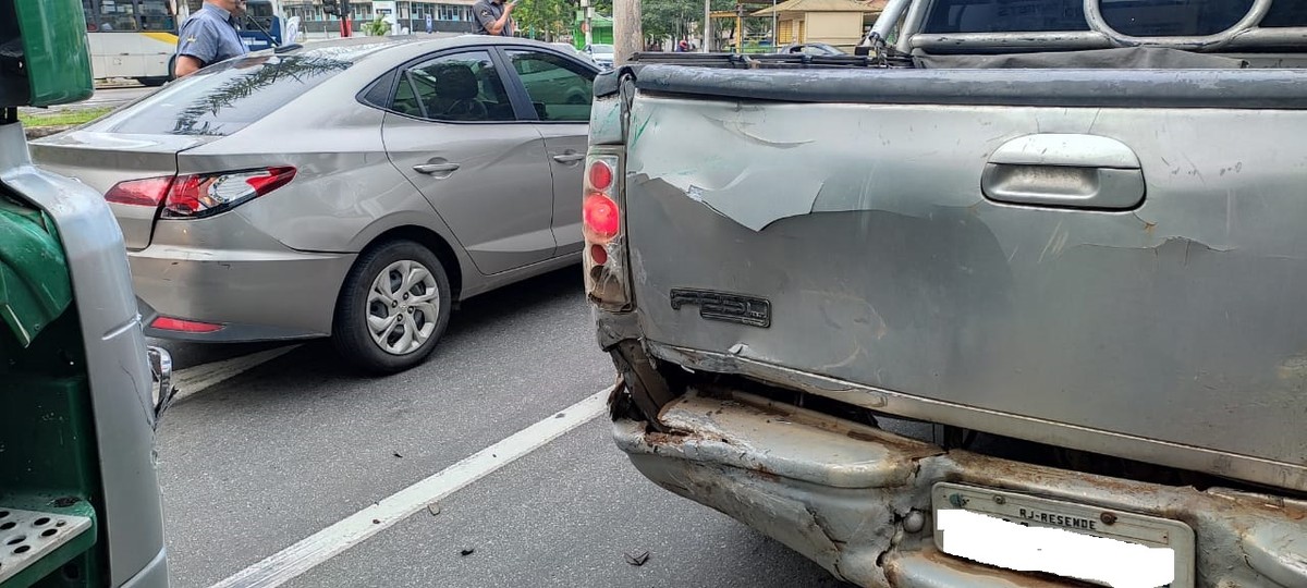 Engavetamento deixa trânsito interrompido na Via Sérgio Braga, em Volta Redonda | Sul do Rio e ...