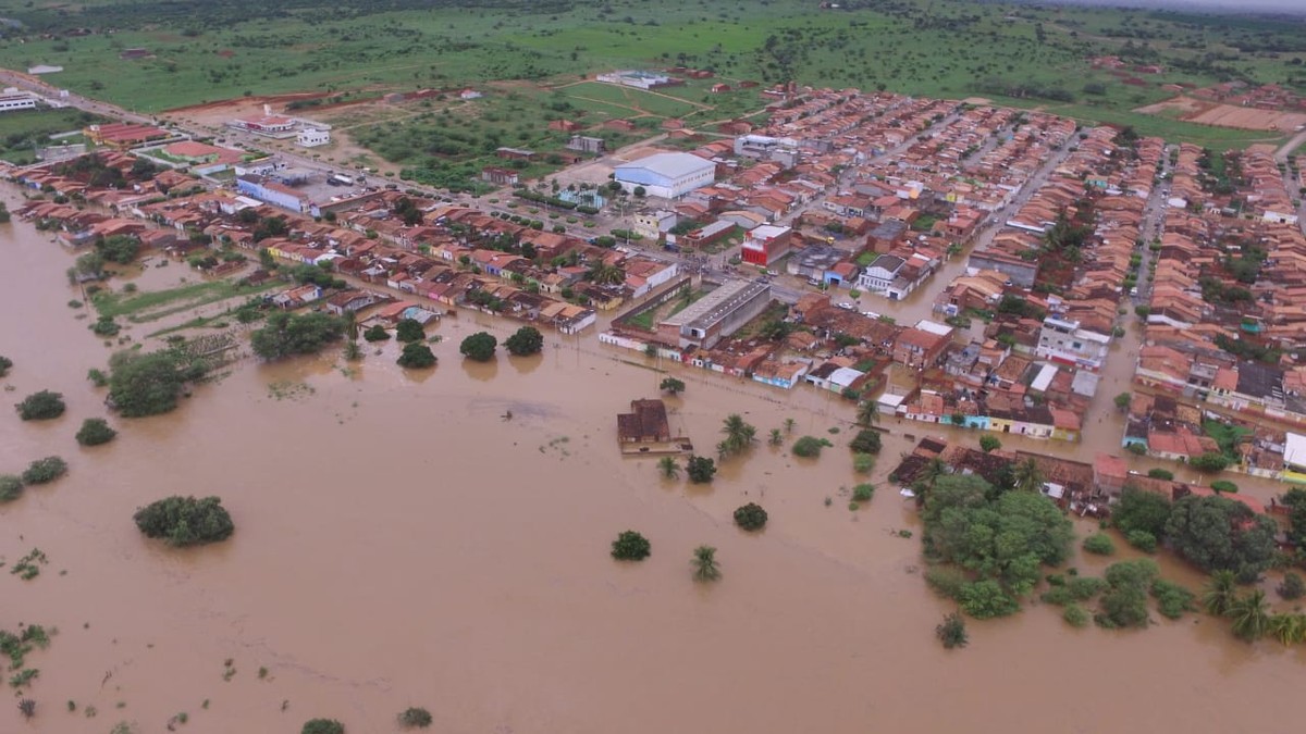 Cidade inundada após barragem se romper registrou maior tragédia em 57 ...