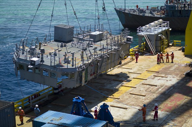 G1 - Marinha norte-americana 'fatia' e retira navio encalhado nas ...