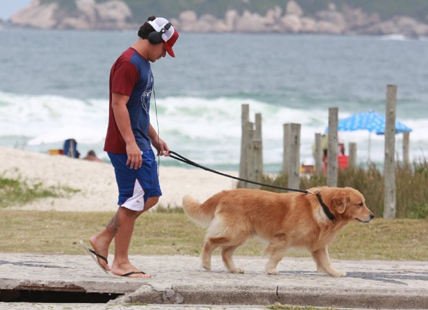 Thiago Martins passeia com cão de estimação na orla carioca - Quem ...