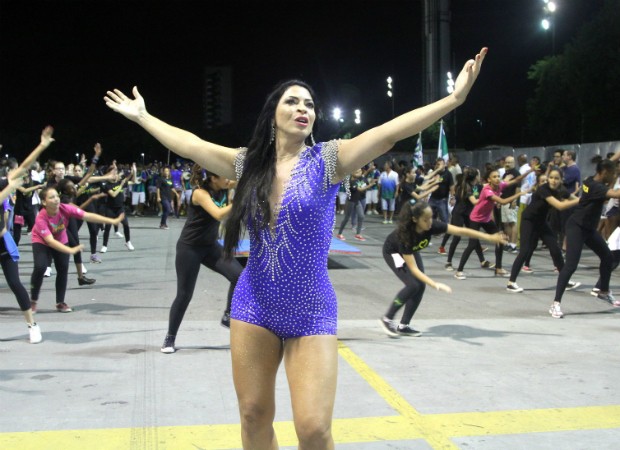 Dani Bolina e Sylvia Design usam looks quase iguais em ensaio para o ...