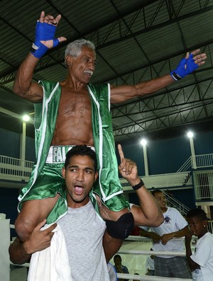 Aos 77 anos, Touro Moreno vence mais uma e faz história no boxe ...