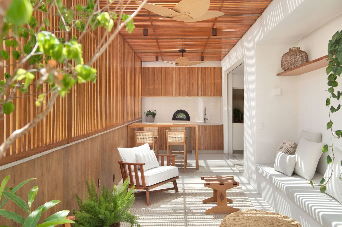 Após reforma, apartamento térreo de 450 m² ganha áreas externas ...