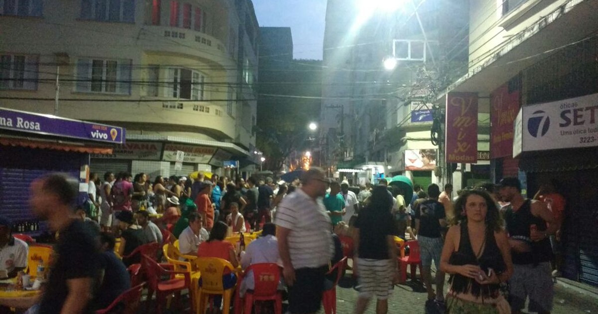 G1 - Samba é realizado como protesto na Rua Sete, no Centro de Vitória ...
