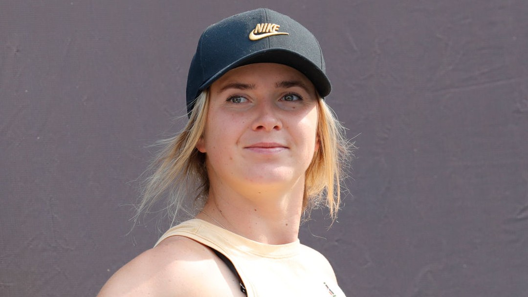 Deborah Secco posa plena de lingerie vermelha | Celebridades | Glamour