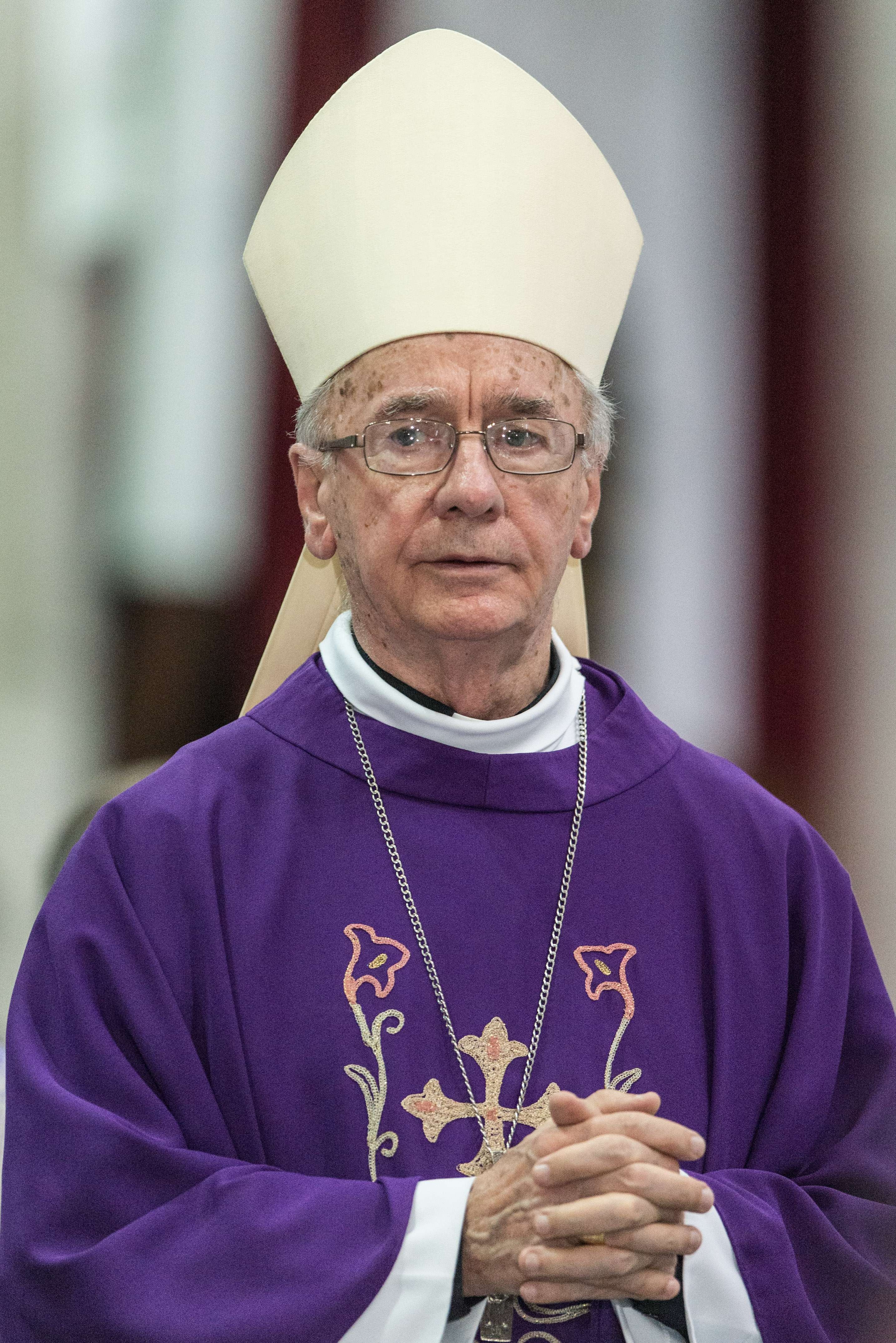 Cardeal amigo do Papa faz lobby para que padres casados possam voltar à ...