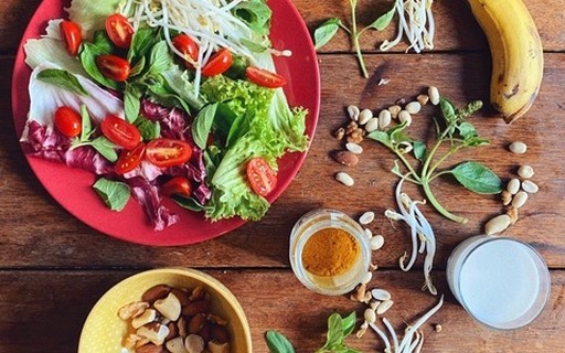 Salsichão com picles e salada de batatas - Casa e Jardim | Receitas
