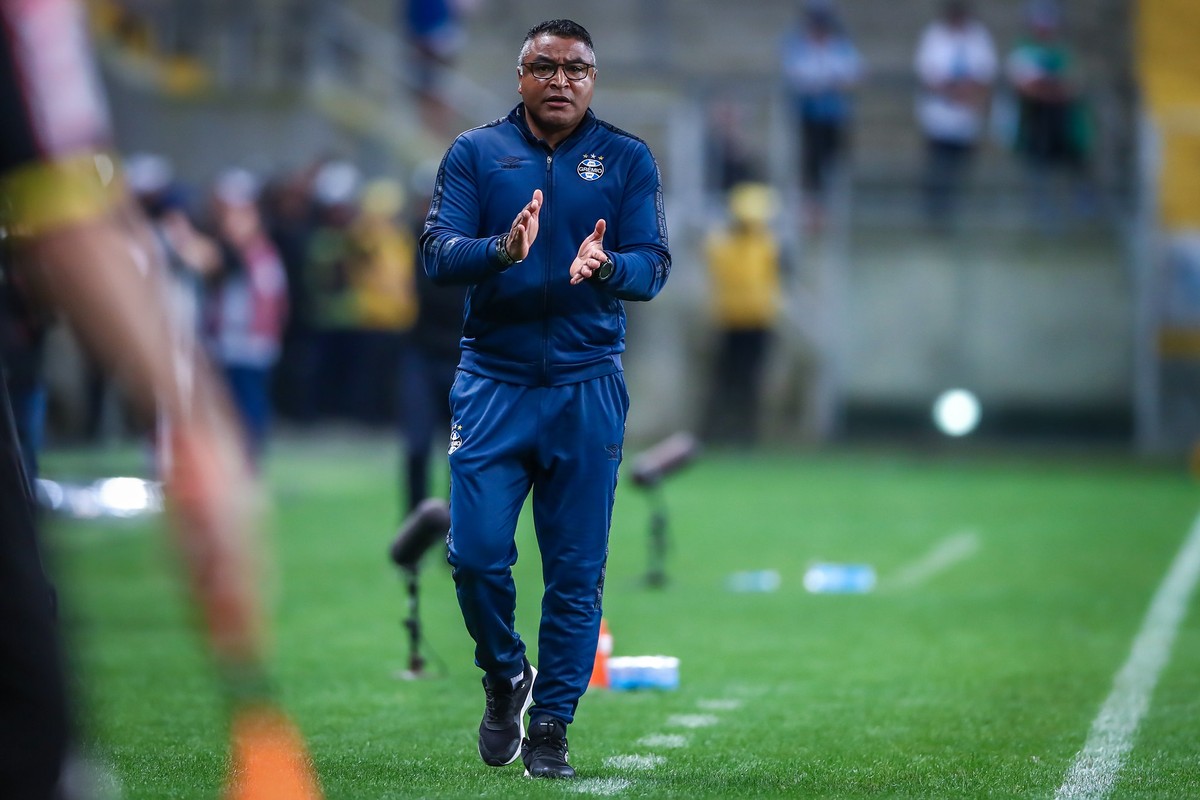 Após pedidos por Renato na Arena, Romildo dá respaldo a Roger no Grêmio ...