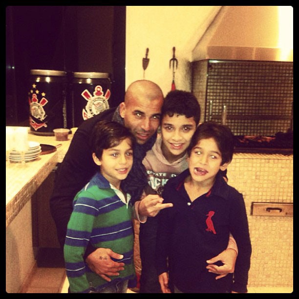 Emerson Sheik posta foto com os filhos: 'Meu maior presente ...