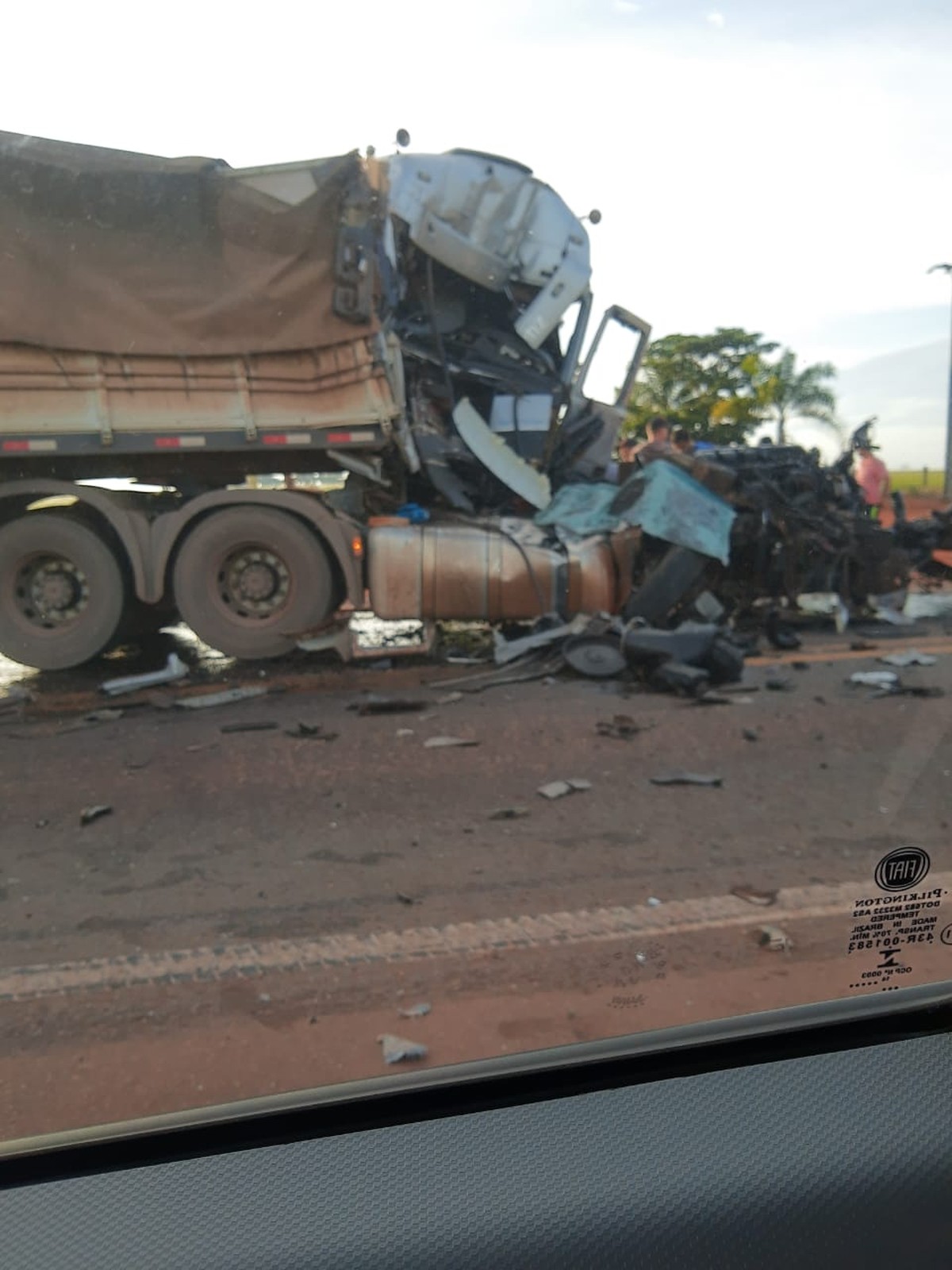 Motorista é resgatado em estado grave após acidente entre duas carretas ...