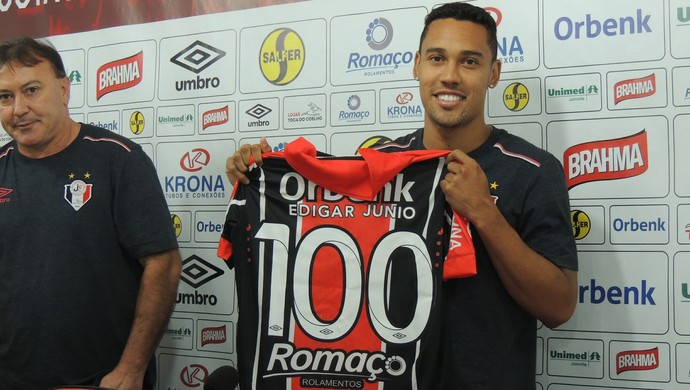 Edigar Junio recebe camisa e placa pelos 100 jogos no JEC: "Importante"