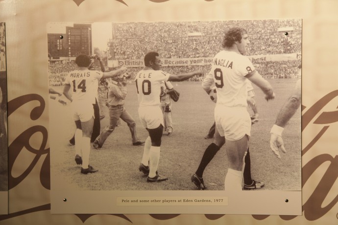 Ao lado da Taça, exposição relembra jogo de despedida de Pelé na Índia ...