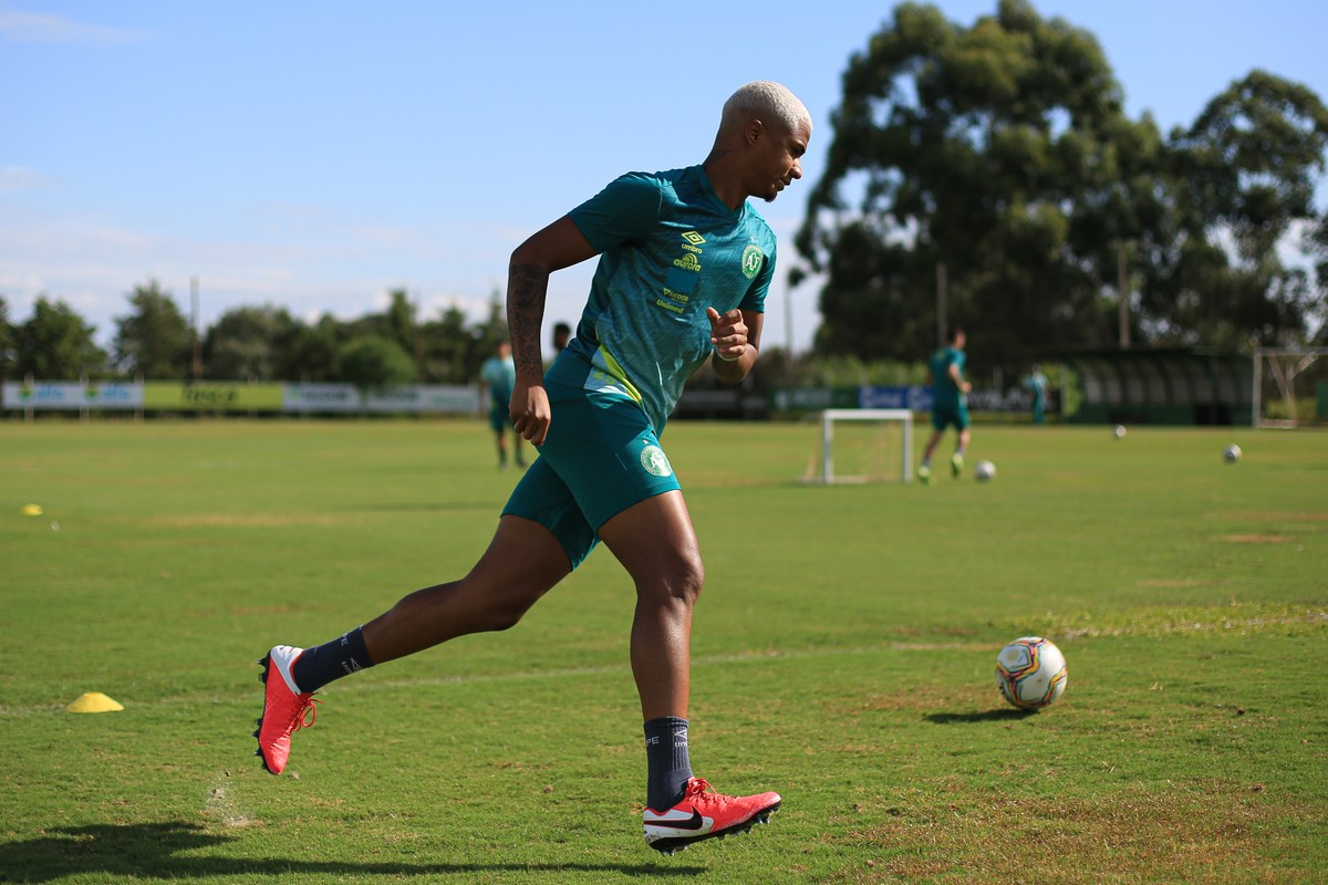 Chape perde Derlan para jogo de volta da semifinal, mas Laércio retorna ...