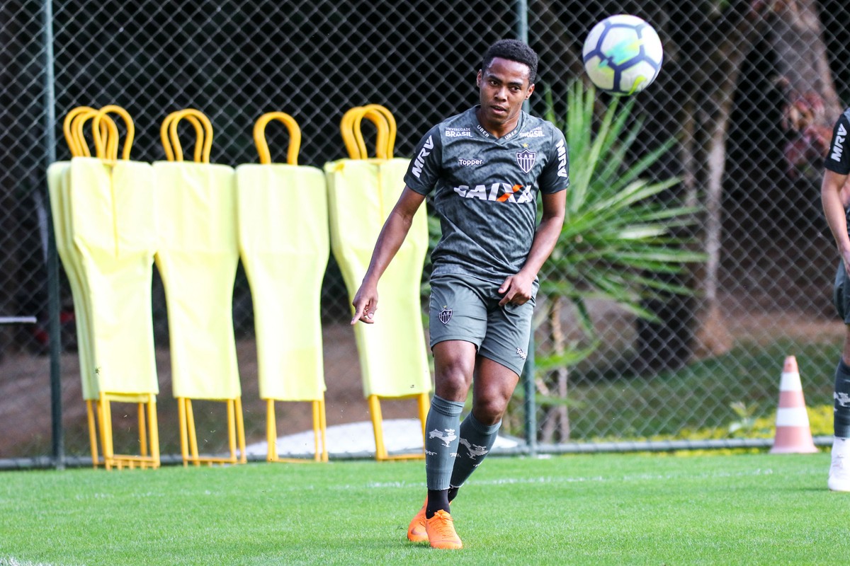 Após suspensão, Elias brinca com boa fase da equipe: "Não sei nem se ...