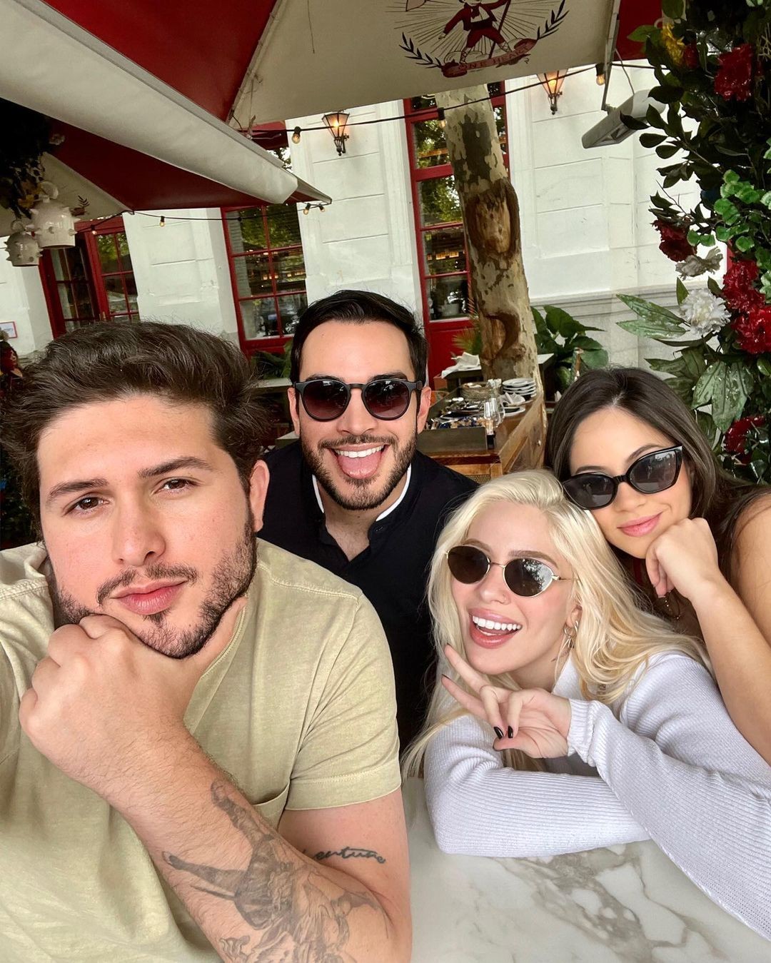 Karoline Lima mostra vida real de look do dia: "Furo no suvaco" - Quem | QUEM News