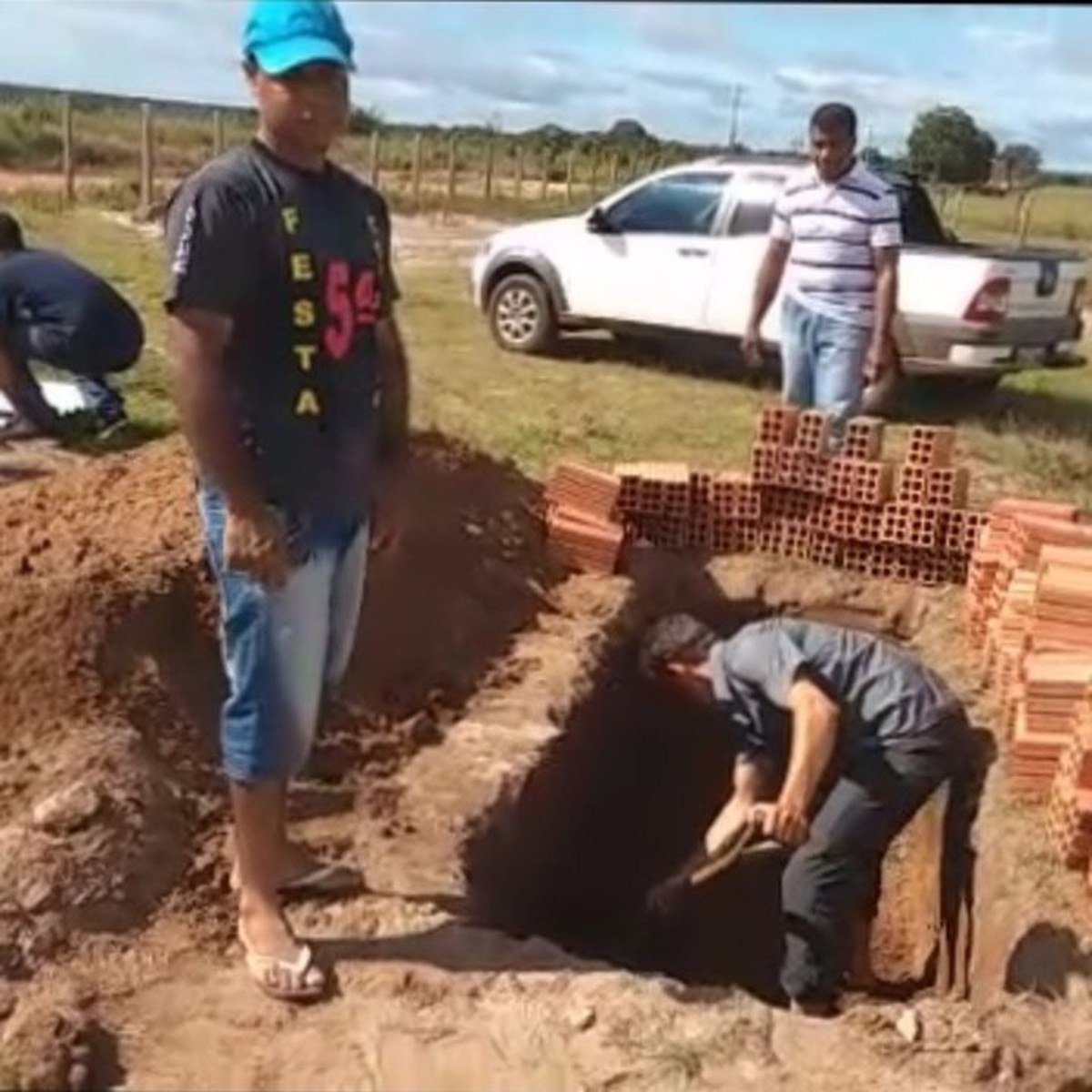 Família cava sepultura para enterrar parente após não encontrar cova ...