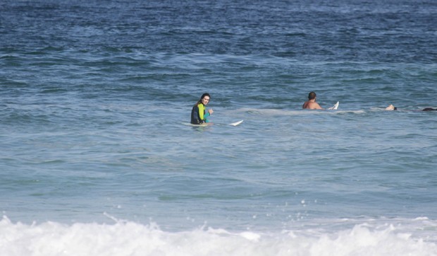 Luize Altenhofen exibe corpão em dia de surfe - Quem | QUEM News