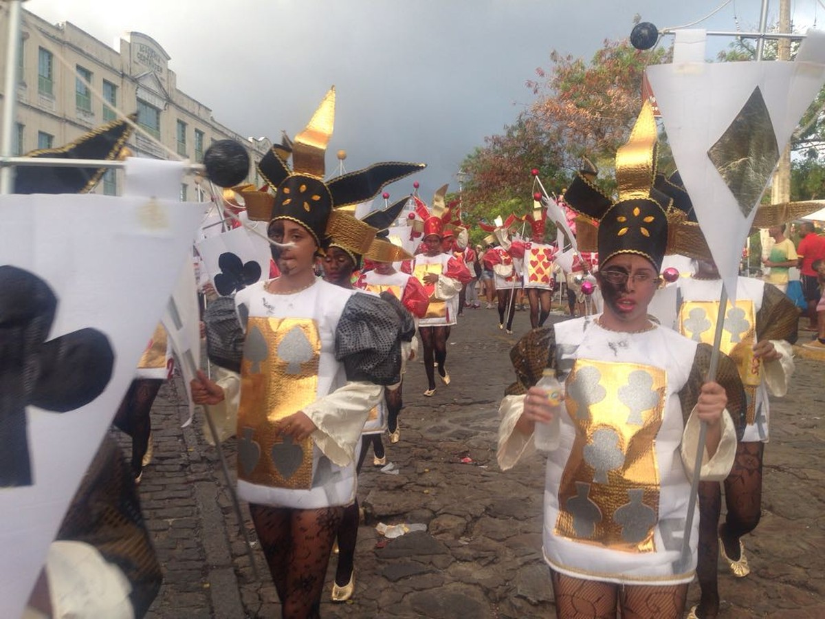 Além De Blocos E Troças Desfile De Escola De Samba Anima Foliões Nas
