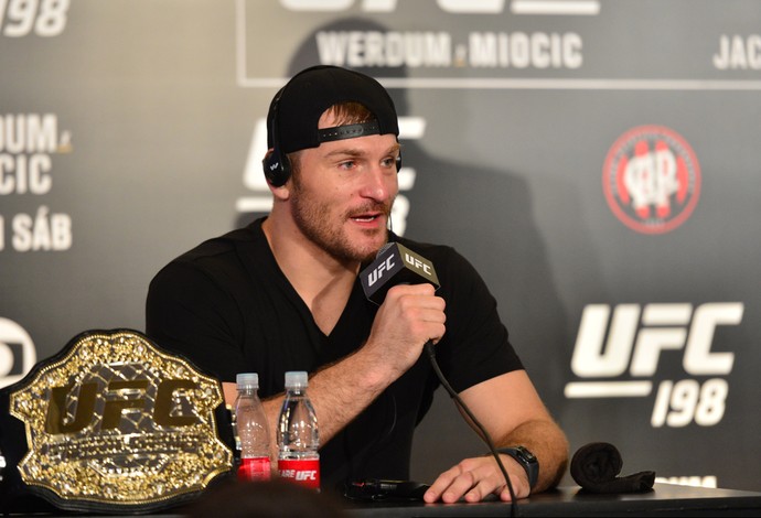 Stipe Miocic diz que continuará a ser bombeiro apesar do cinturão do UFC
