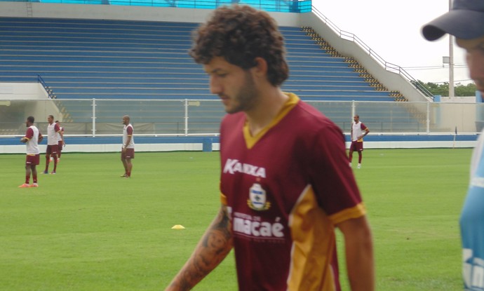 Nome de Fernando aparece no BID, e meia pode, enfim, estrear pelo Macaé