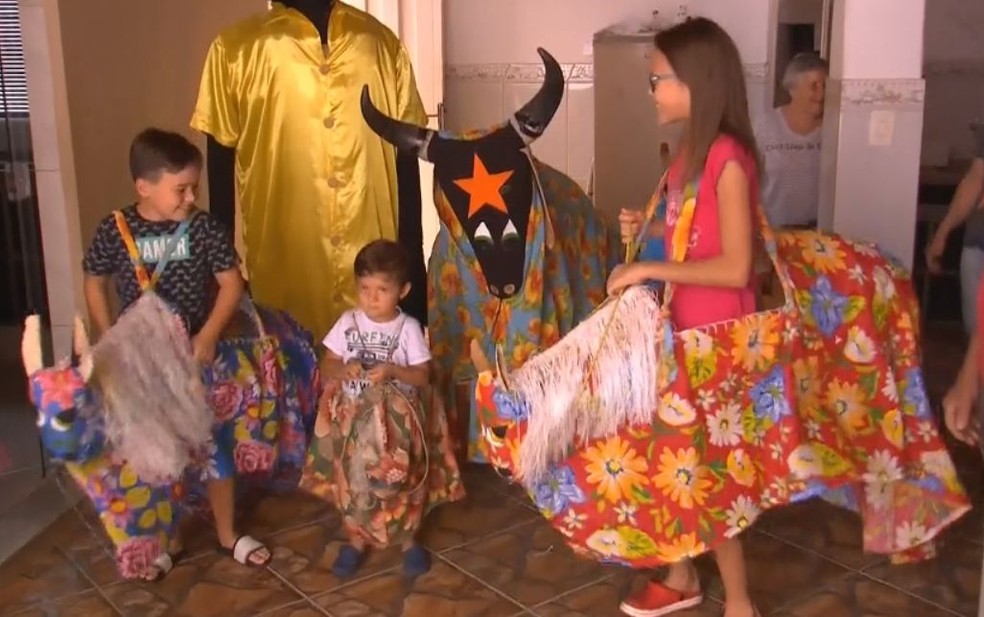 Bonecos gigantes atraem milhares de turistas para o carnaval em ...