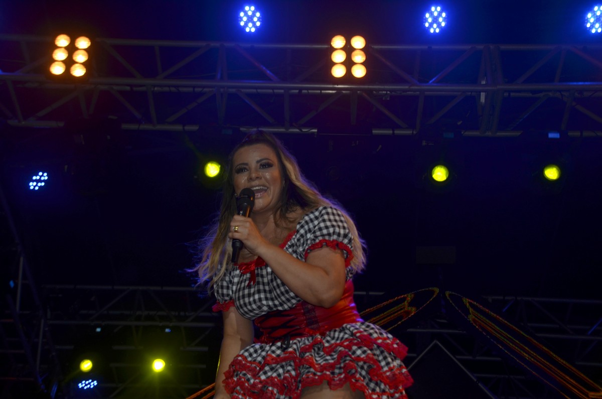Márcia Fellipe faz show com maior público do São João 2018 de Campina ...