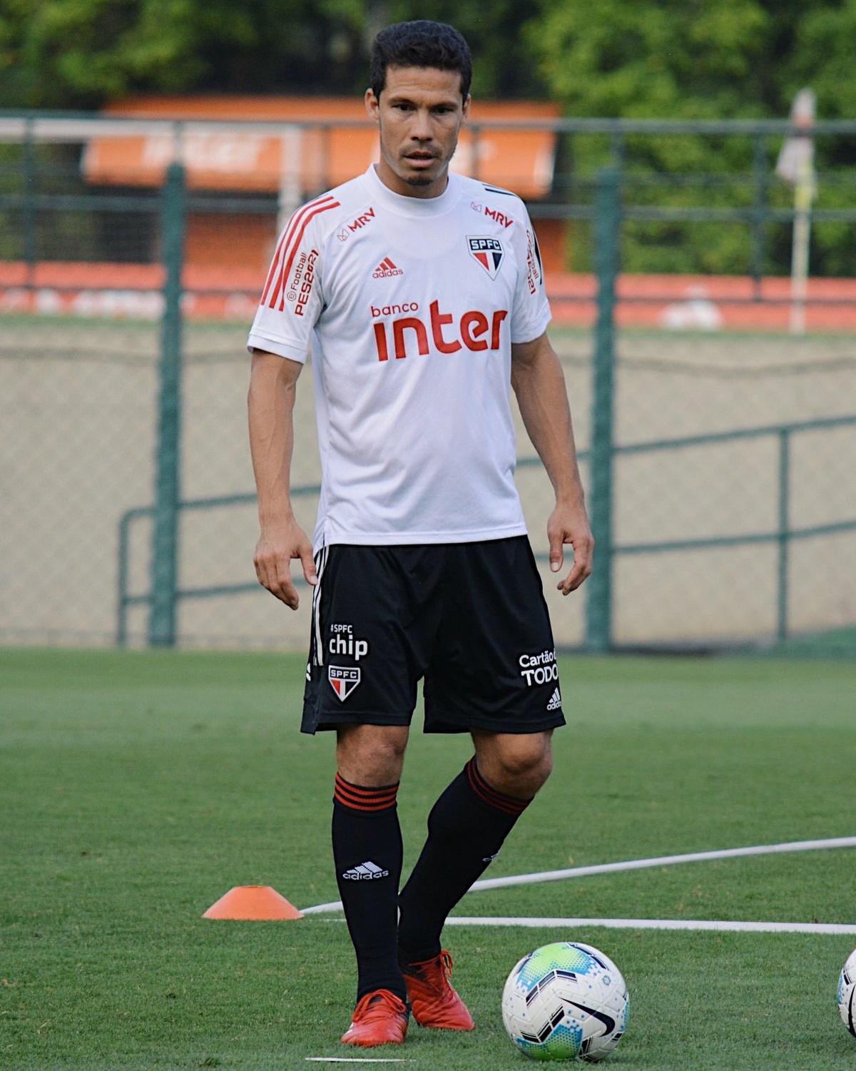Hernanes sofre estiramento na coxa e vira desfalque do São Paulo no ...