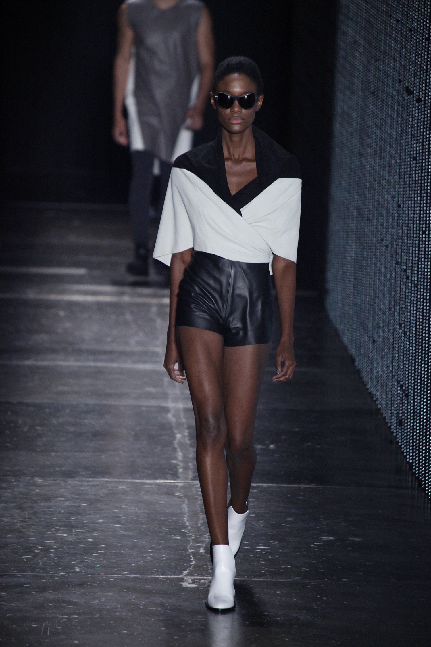 Ratier segue em sua trilha minimalista cool | Desfiles | Vogue