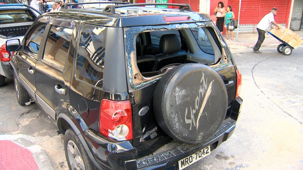 Caminhão desce ladeira desgovernado e bate em três carros no Centro de Vitória | Espírito Santo | G1