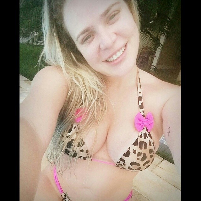 Ex Bbb Paulinha Faz Selfie E Posa De Biquíni De Oncinha Renovando A