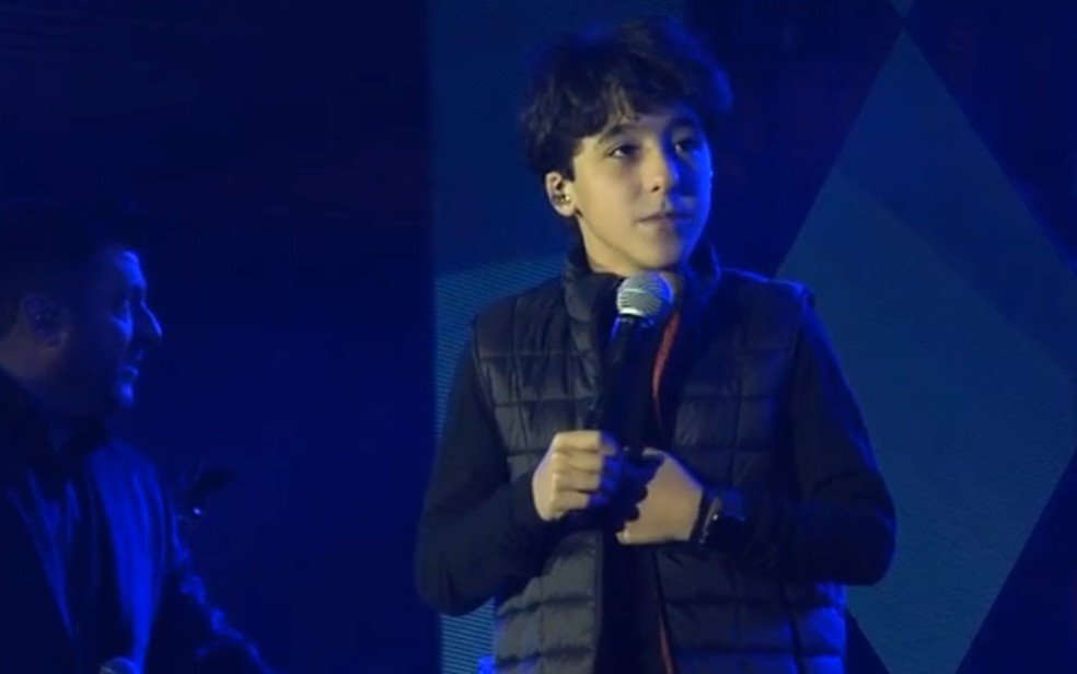 De surpresa, Enzo Rabelo estreia na arena da Festa de Barretos e canta ...