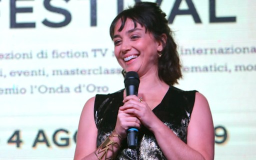 Prestes a voltar às novelas, Simone Spoladore ganha prêmio na Itália ...