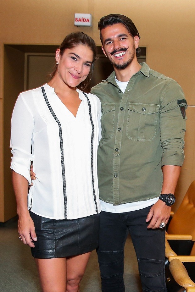 Priscila Fantin recebe carinho do namorado, Bruno Lopes, em estreia de ...
