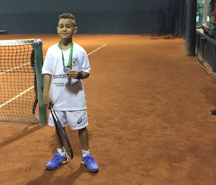 Garotinho disputa torneio de tênis, no Country, vestido de branco em ...