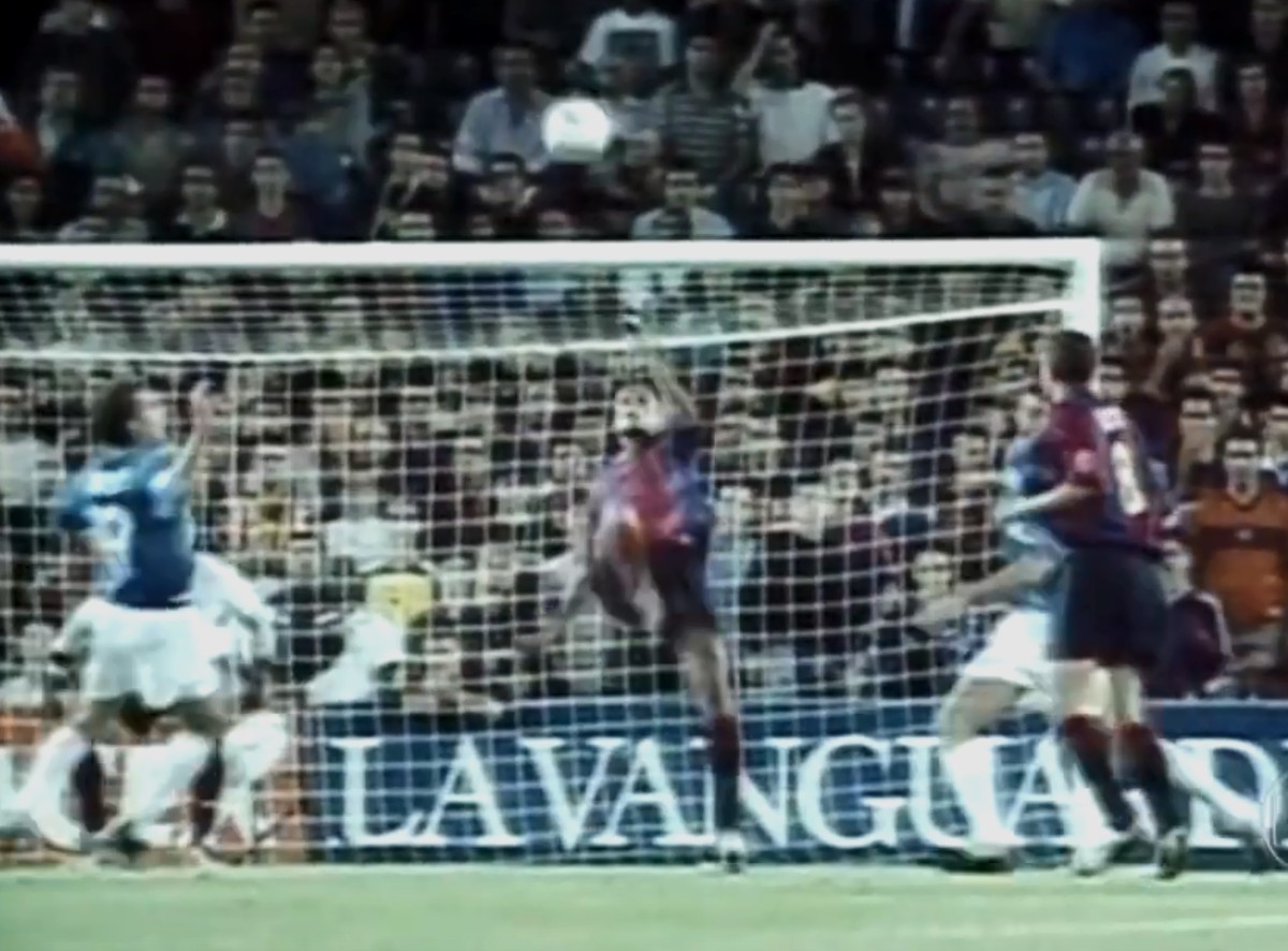 Maior atuação de Rivaldo pelo Barcelona, com bicicleta decisiva e hat ...