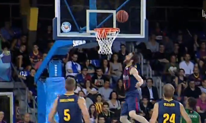 Erro ou passe incrível? Lance de Huertas gera dúvida na Espanha