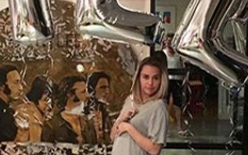 Bebê a bordo? Miley Cyrus aparece barrigudinha em foto e fãs apostam em ...