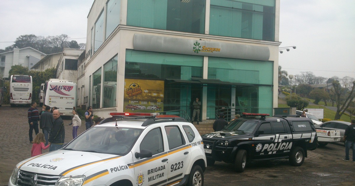 G1 - Tentativa de assalto a banco com reféns acaba com dois presos no ...