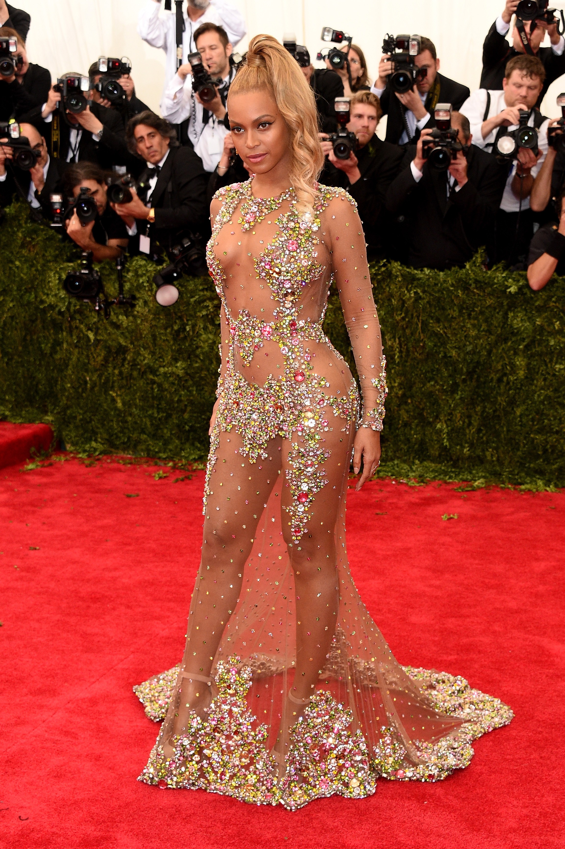 Beyoncé posta super close no colo com vestido transparente - Vogue | gente Beyoncé posta super close no colo com vestido transparente - Vogue | gente