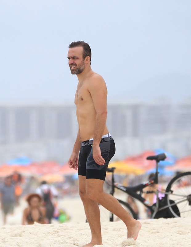 Roger Flores se refresca em dia de mar no Rio - Quem | QUEM News