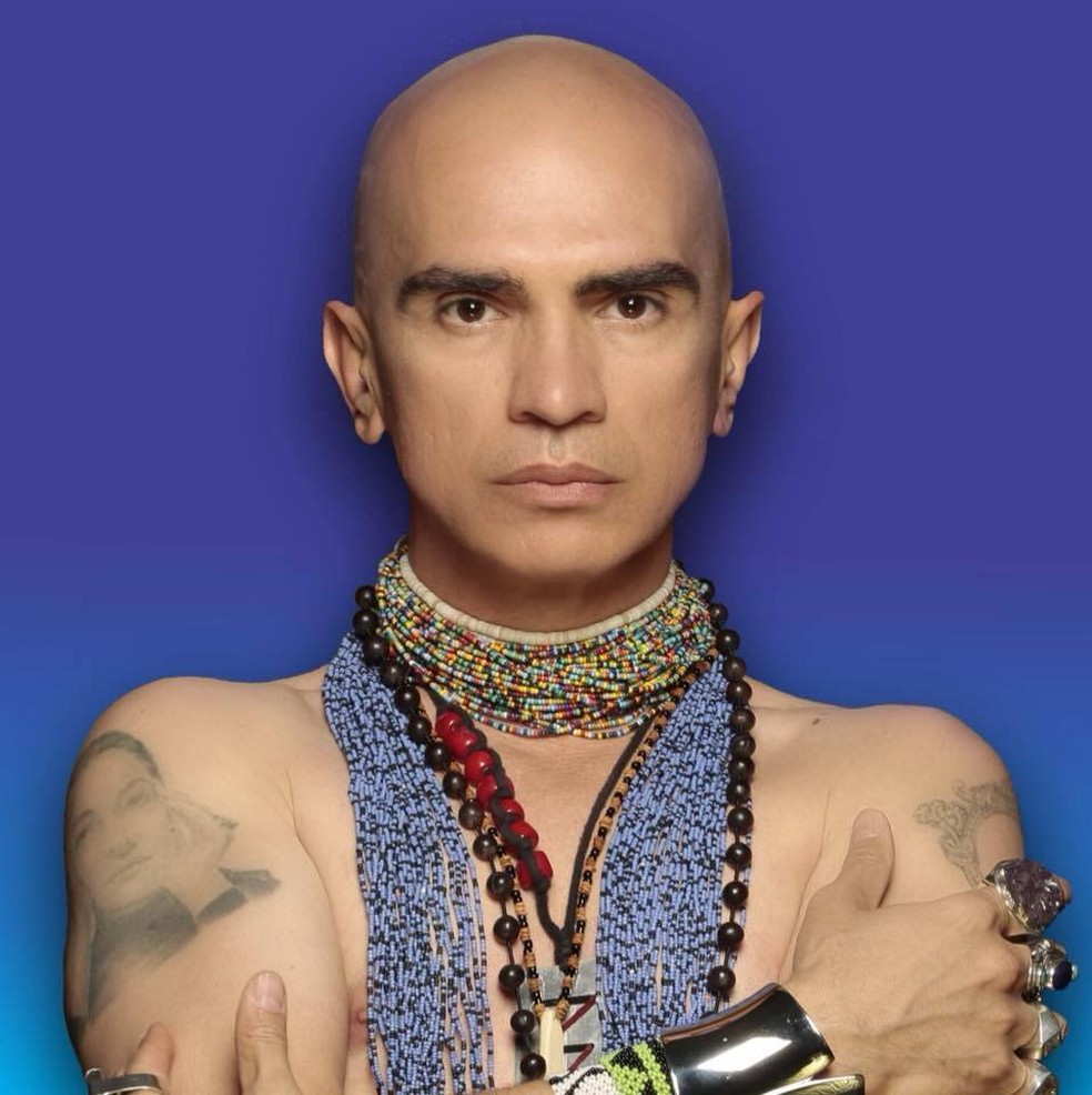 Edson Cordeiro fica bem na foto com disco tingido com as cores do arco ...