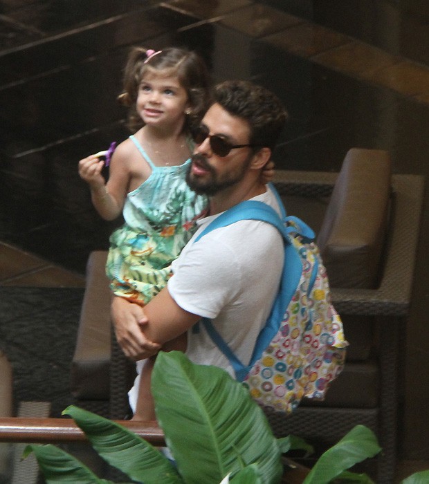 Cauã Reymond passeia com a filha, Sofia - Quem | QUEM News