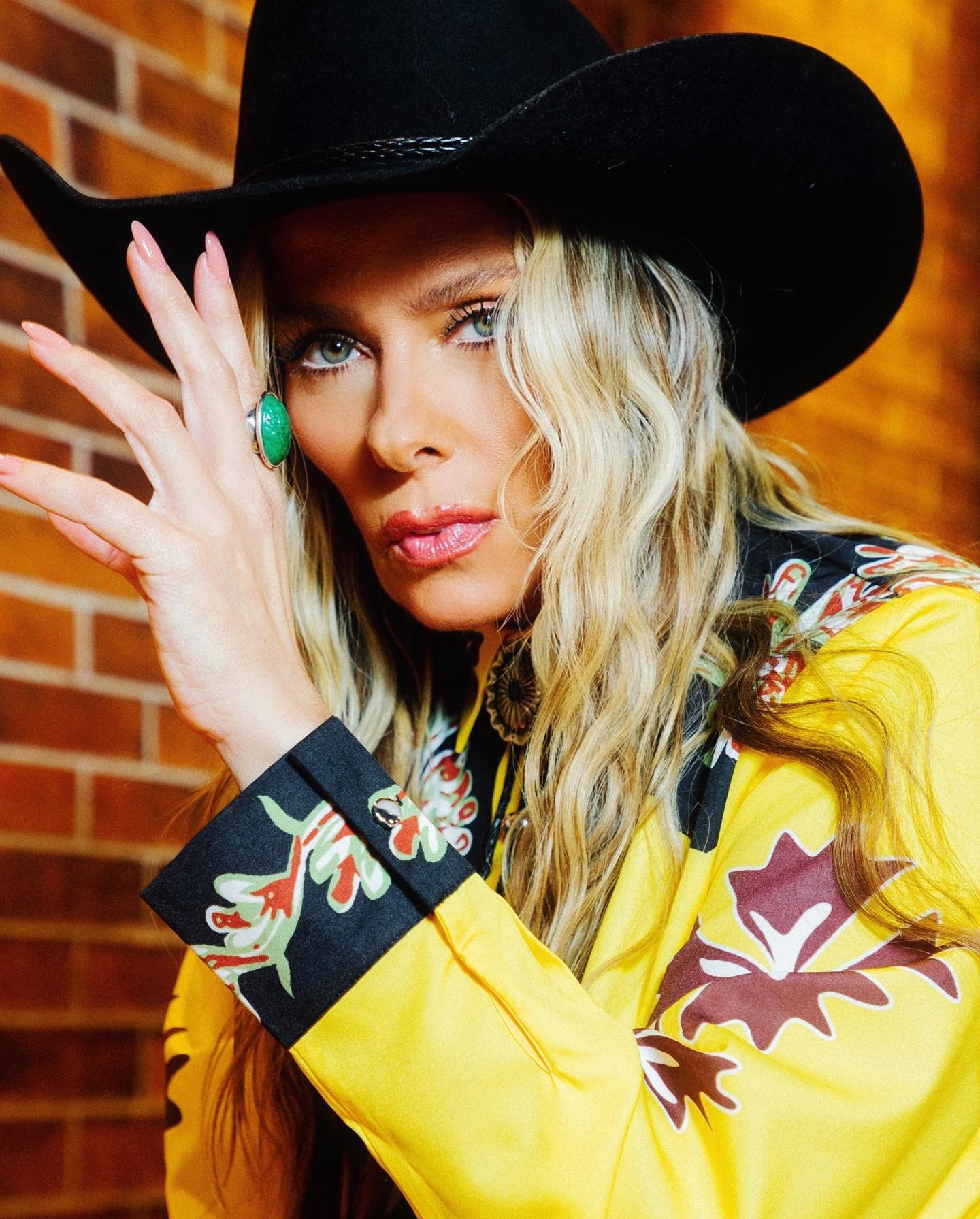 Topless e de fio dental Adriane Galisteu é clicada em camarim Quem QUEM News