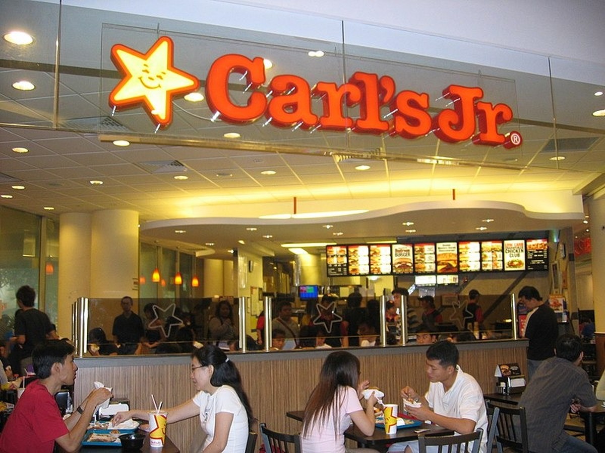 Rede de fast-food Carl's Jr. planeja volta ao Brasil com 100 lojas em ...
