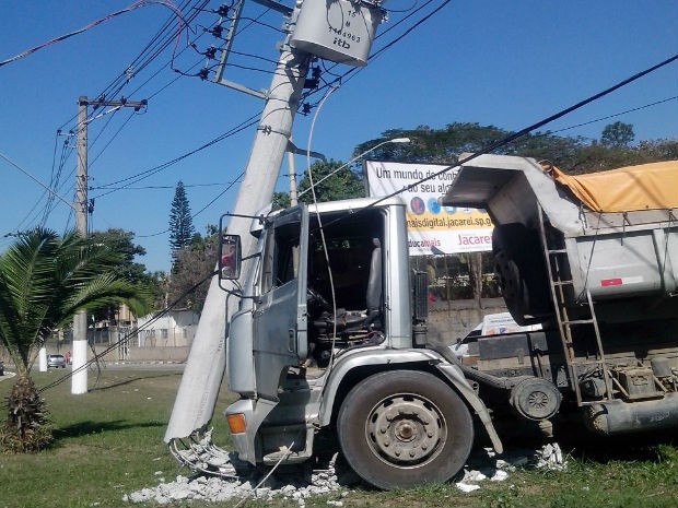 G1 - Caminhão desgovernado invade avenida e bate em poste em Jacareí - notícias em Vale do ...