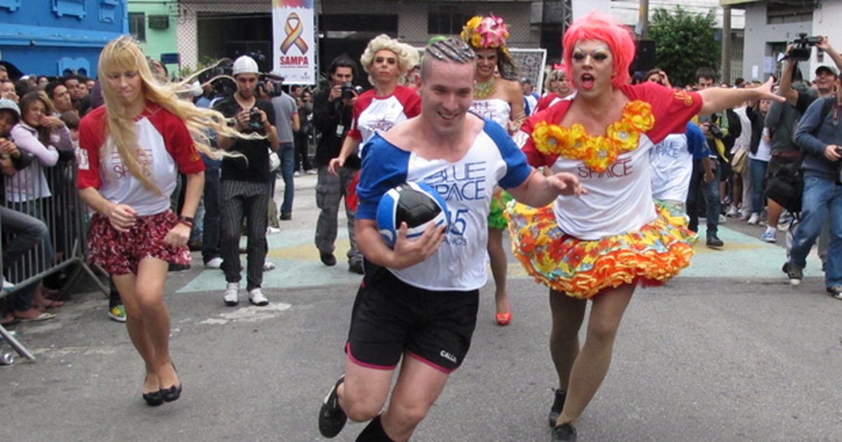 G1 - Drag queens esquecem as regras e jogam futebol com as mãos em SP ...