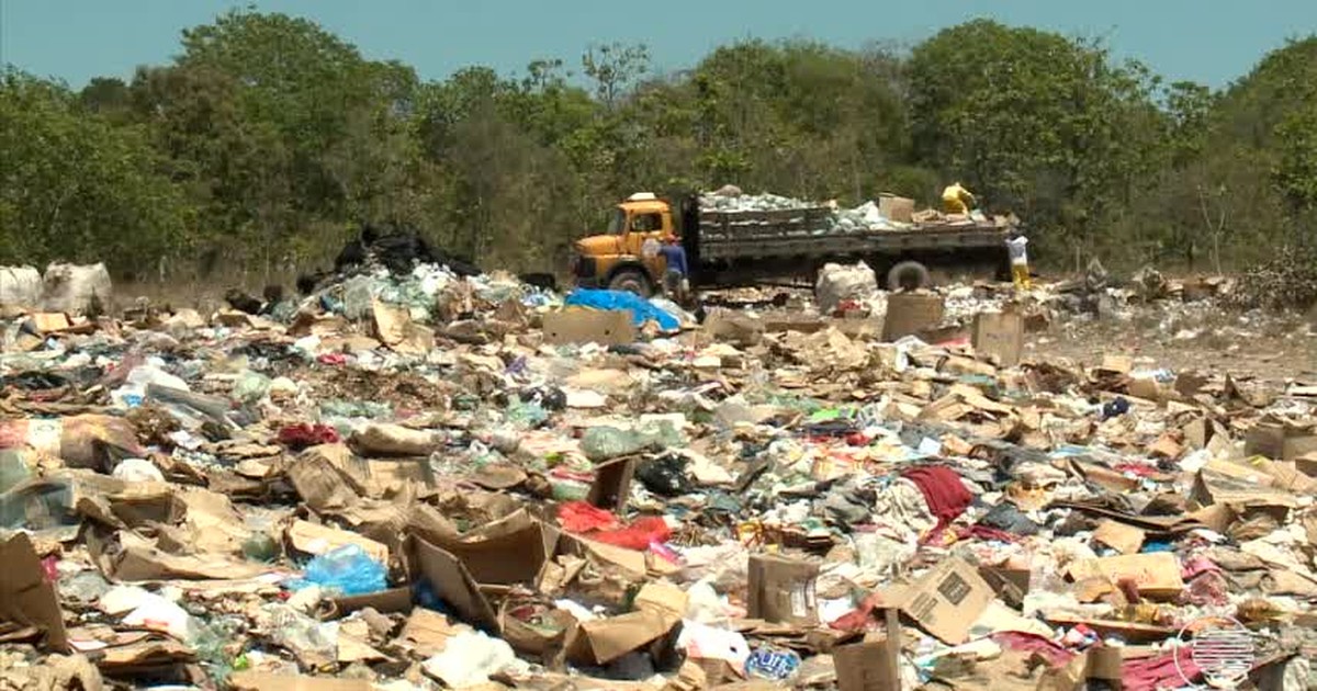 G1 - Mais de 60 famílias convivem com lixão a céu aberto no interior do ...