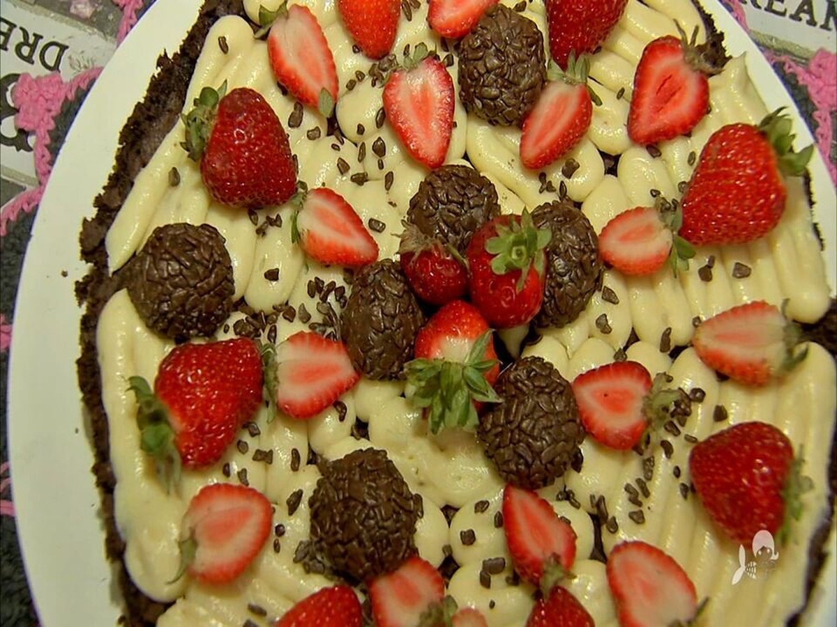 Pizza de brownie é opção de doce diferente para preparar em casa; veja ...