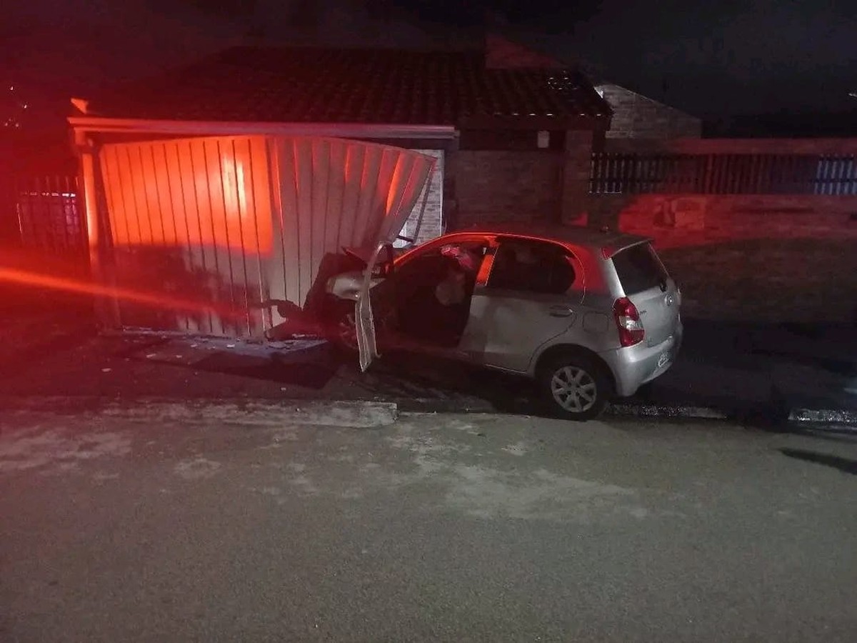 Motorista bate carro contra portão de casa e é preso por embriaguez ao volante em Itapetininga ...