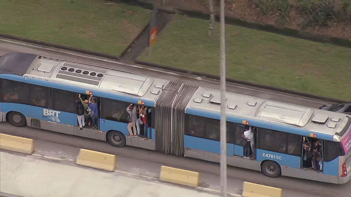 Passageiro fica gravemente ferido após cair de ônibus do BRT | Rio de Janeiro | G1